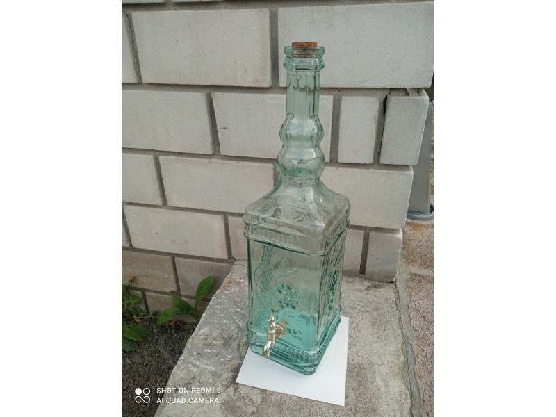 Staklena flaša sa slavinom