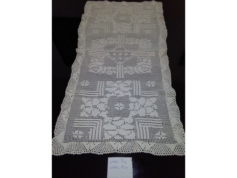 stolnjak 78 x 42cm, 1 nit izvučena, sve ostalo je ok