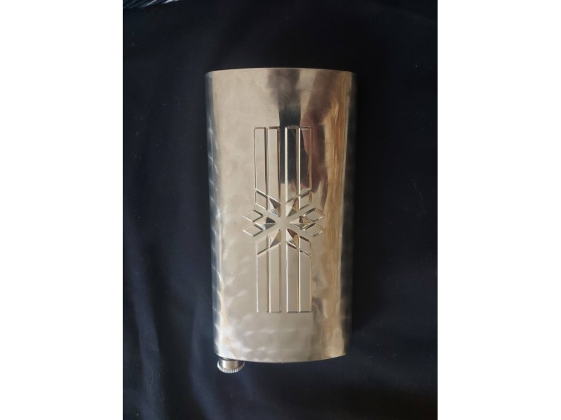 Retro metalna pljoska čuturica sa reljefnim motivom