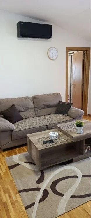 Prodajem dvoiposoban kompletno namesten i uknjizen stan
