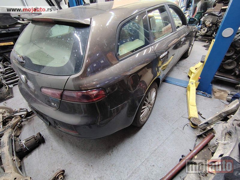 Alfa Romeo 159 zadnji branik kod boje 581 Originalni delovi Moguca ugradnja delova Alfa Romeo 147-156-166-159-GT-MiTo-Giulietta Fiat bravo 2 - croma -grande punto -multipla 2 -punto 3 -stilo-idea ...