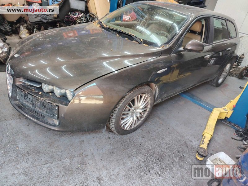Alfa Romeo 159 levo krilo kod boje 581 Originalni delovi Moguca ugradnja delova Alfa Romeo 147-156-166-159-GT-MiTo-Giulietta Fiat bravo 2 - croma -grande punto -multipla 2 -punto 3 -stilo-idea Fre...