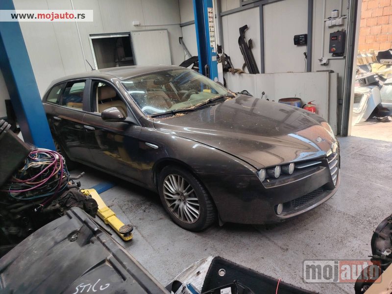 Alfa Romeo 159 desno krilo kod boje 581 Originalni delovi Moguca ugradnja delova Alfa Romeo 147-156-166-159-GT-MiTo-Giulietta Fiat bravo 2 - croma -grande punto -multipla 2 -punto 3 -stilo-idea Fr...