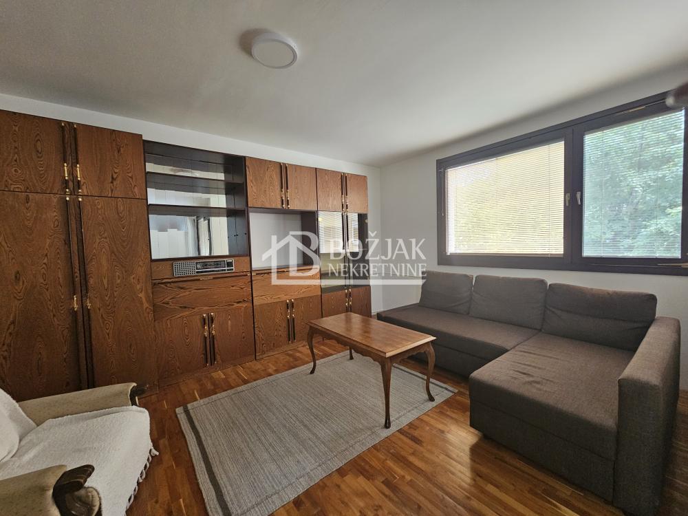 Trosoban, namešten stan, 4.Juli ID#2736
400 €