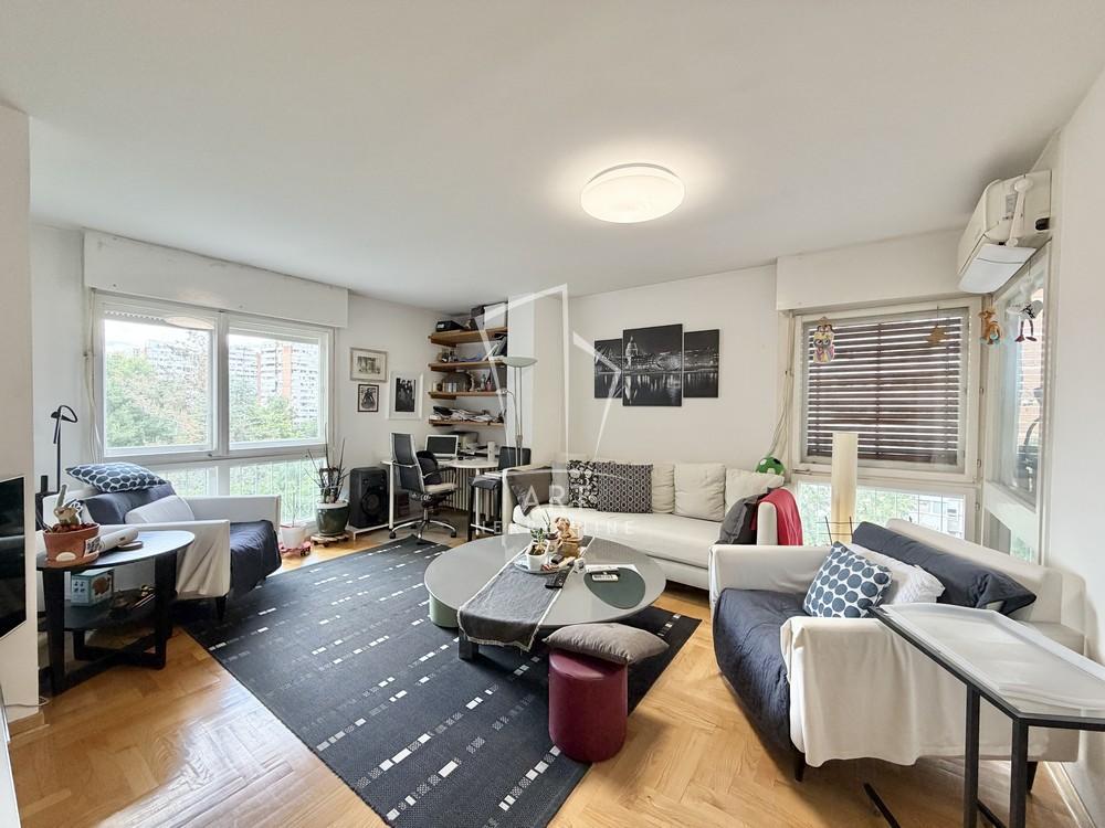 Uknjižen, namešten, odlična lokacija ID#15811
270.000 €