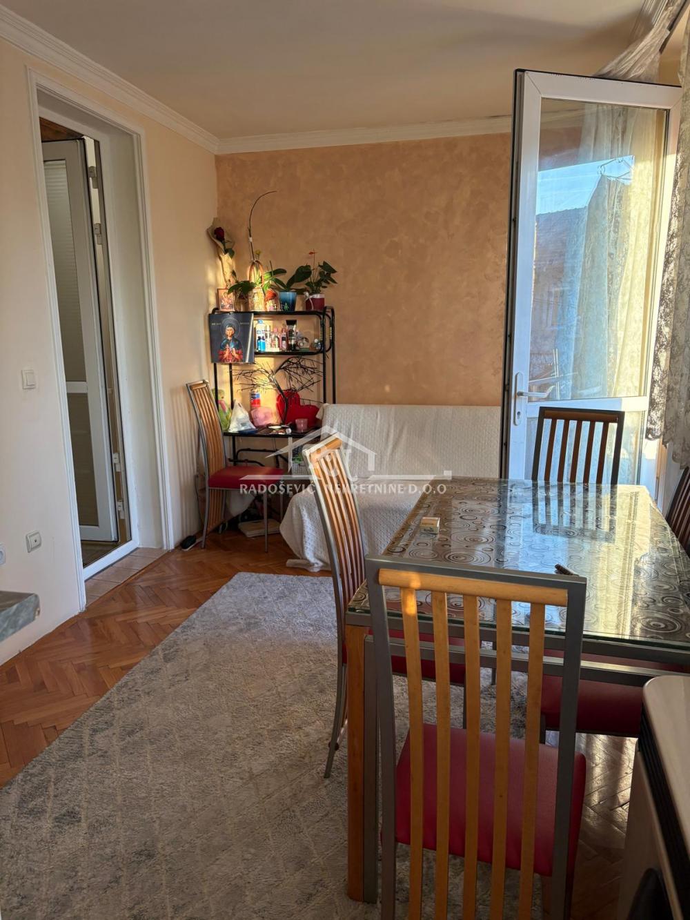 Petlovo brdo, Gočka, 62m2+25m2, 1 ar dvorišta ID#1640
115.000 €