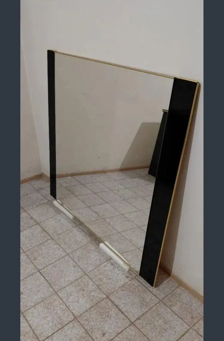 RADNI STO,DVE KOMODE I OGLEDALO