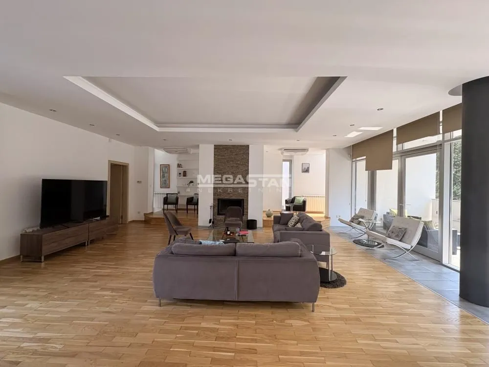 Izdavanje, četvorosoban stan, 220m², Savski Venac, Beograd