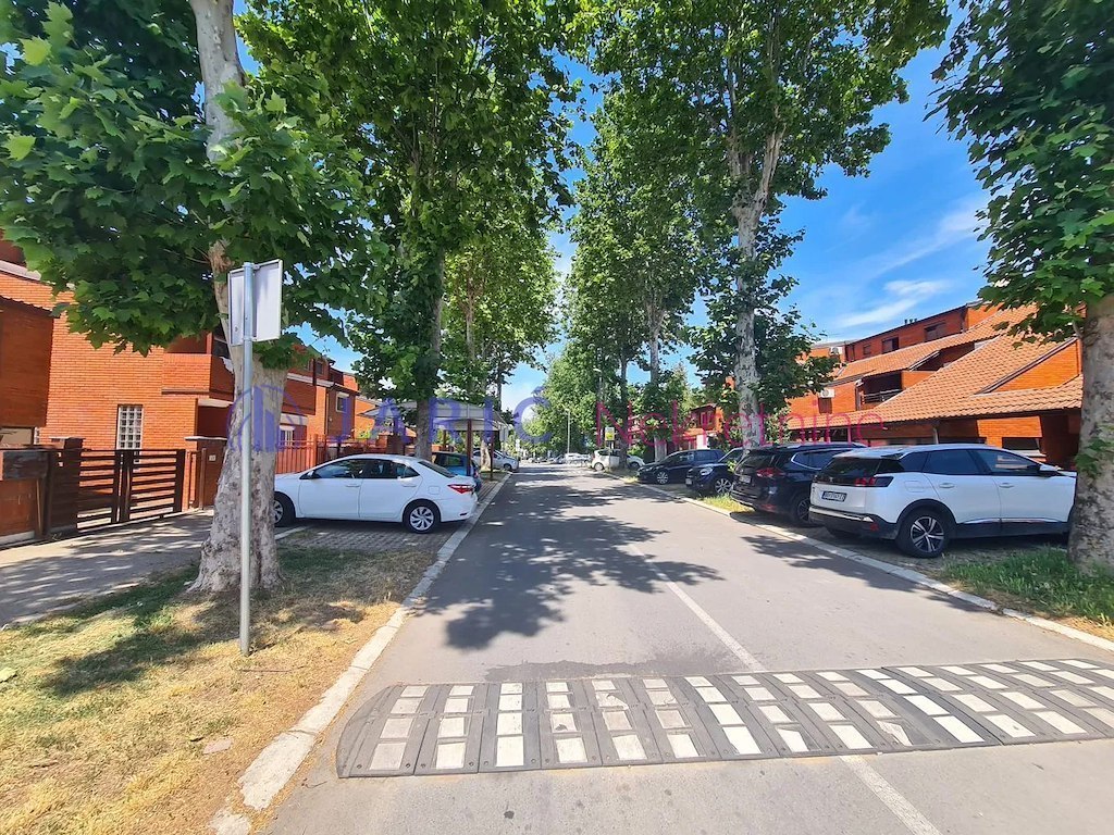 Izdavanje, kuća, 230m², Bežanijska Kosa Sve Podlokacije, Beograd
