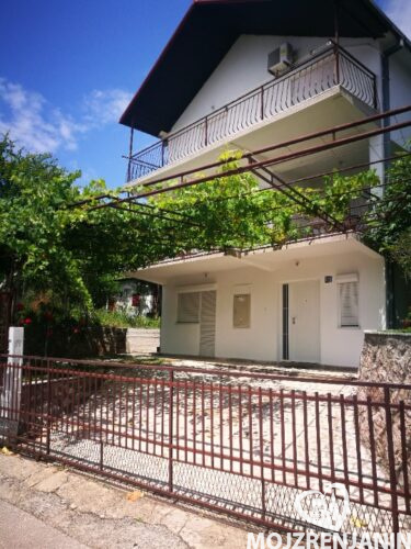 Šušanj-Bar. Izdajem 2 apartmana po 70 m²