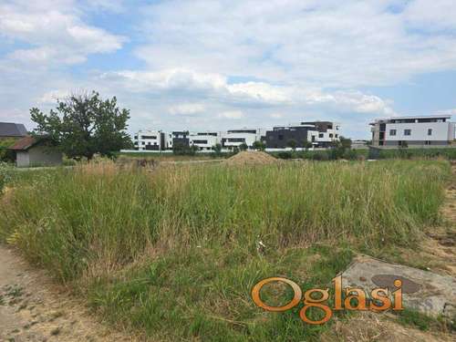 Petrovaradin - Karagača - plac u građevinskom području 606m2 - 125.000 eura