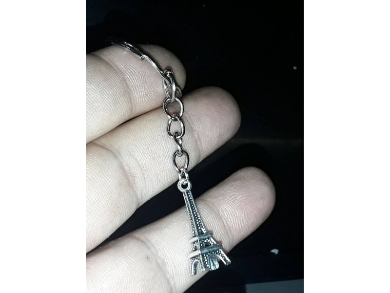 Metalni privezak Ajfelov toranj – elegantan