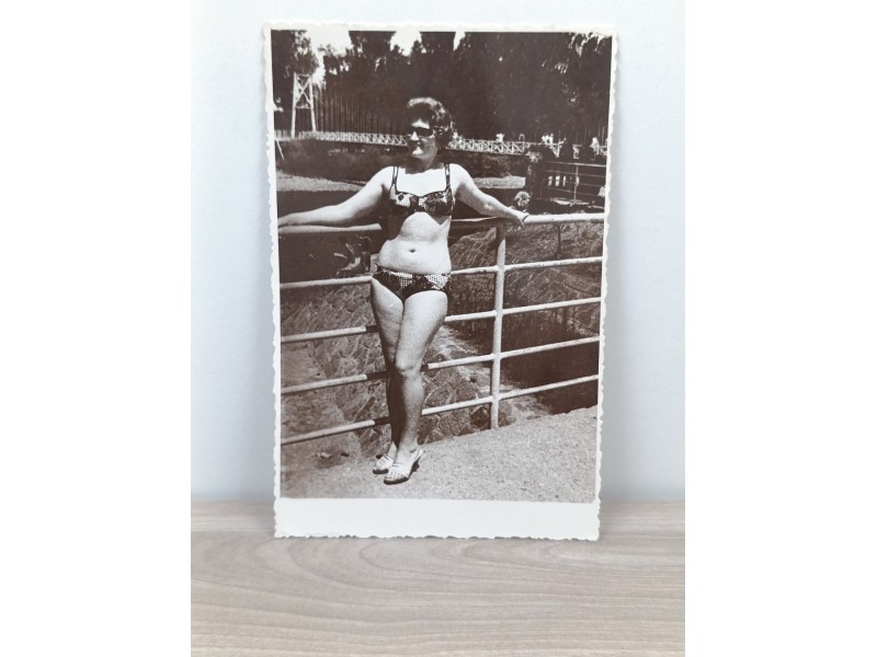 Vintage fotografija dama na plaži