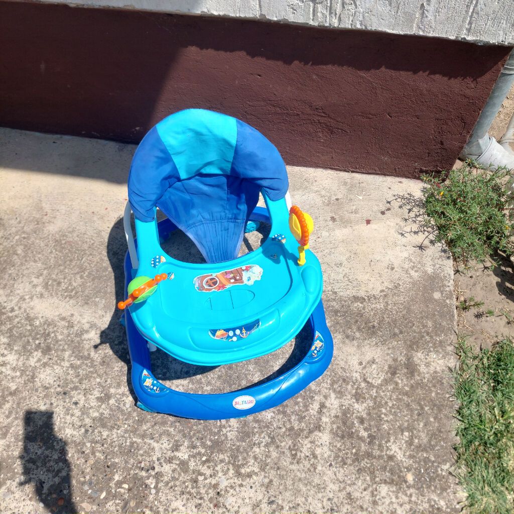 Hodalica za bebe u solidnom stanju vidi se na slikama