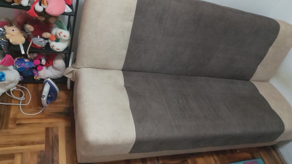 Prodajem kauc sa klik klak mehanizmom I fiokama. U odlicnom je stanju