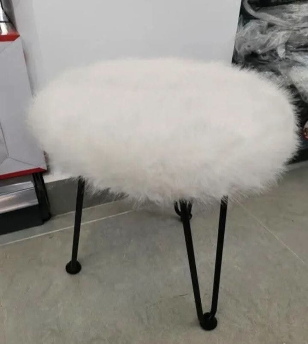 Na prodaju: Čupava hoklica sa metalnim nogarama ✨ Elegantna i udobna