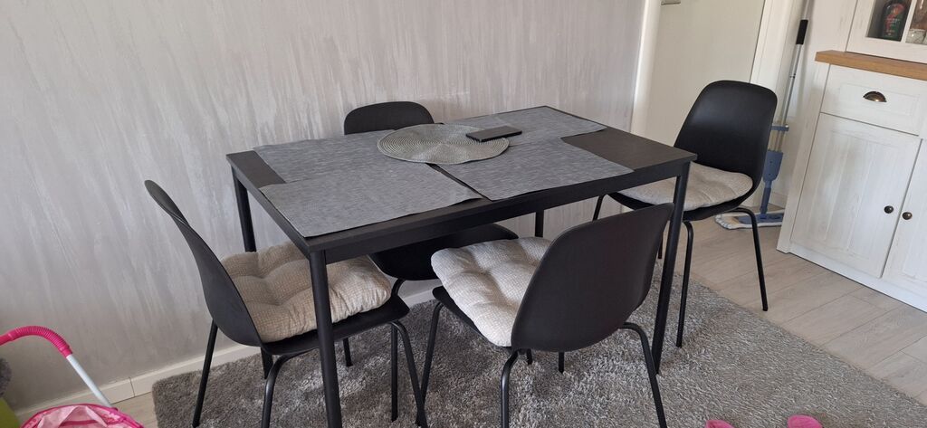 Prodajem sto i 4 stolice iz Ikee. Dimenzije stola 110×67cm Kupljeno
