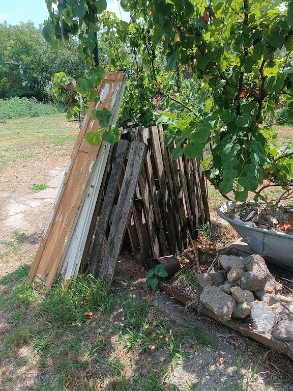 Drvene palete i daske – pogodno za razne projekte stare pogodne za
