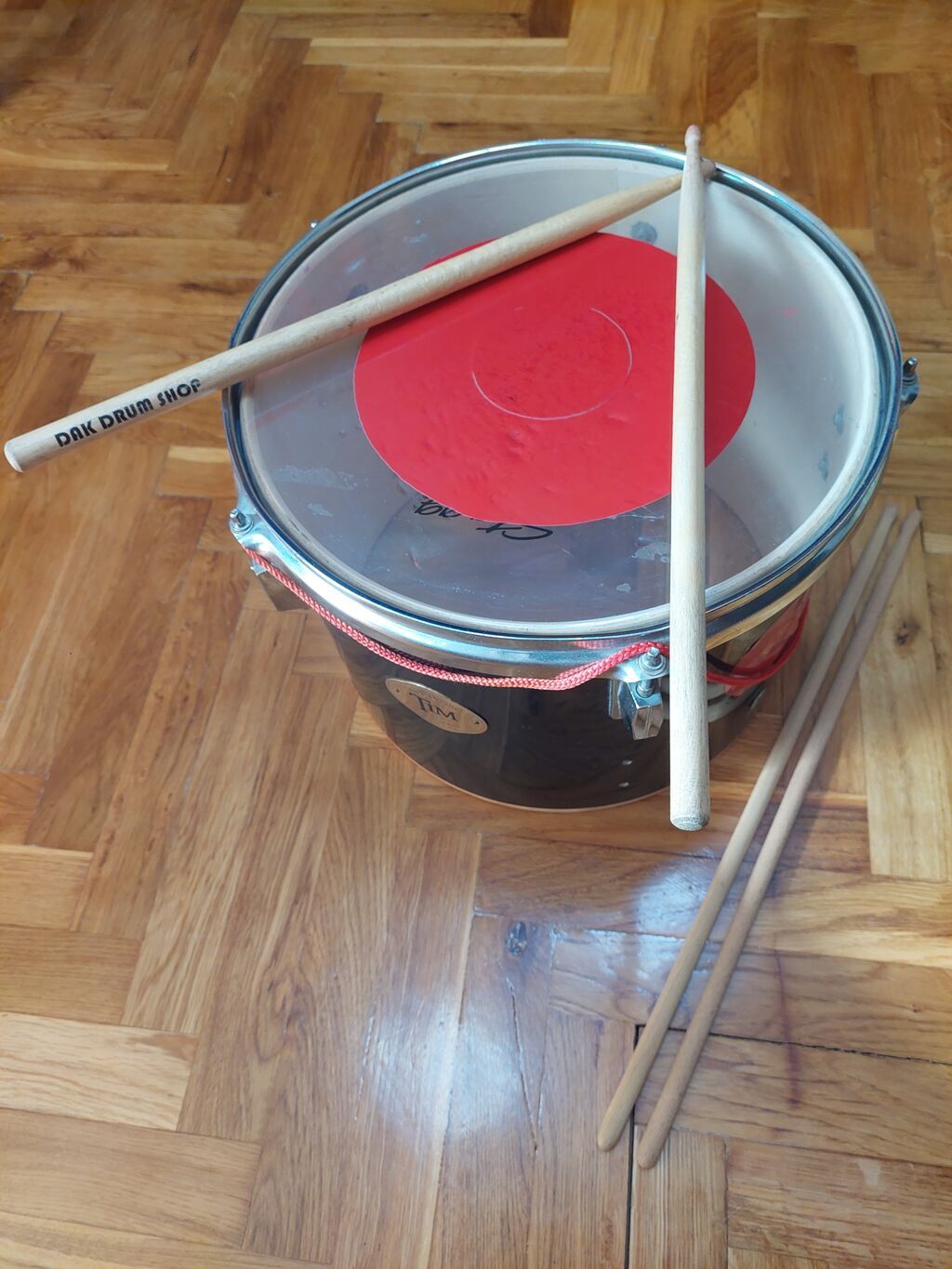 Navijački bubanj Stagg Drums sa 2 kompleta udaraljki, pogodan za sve
