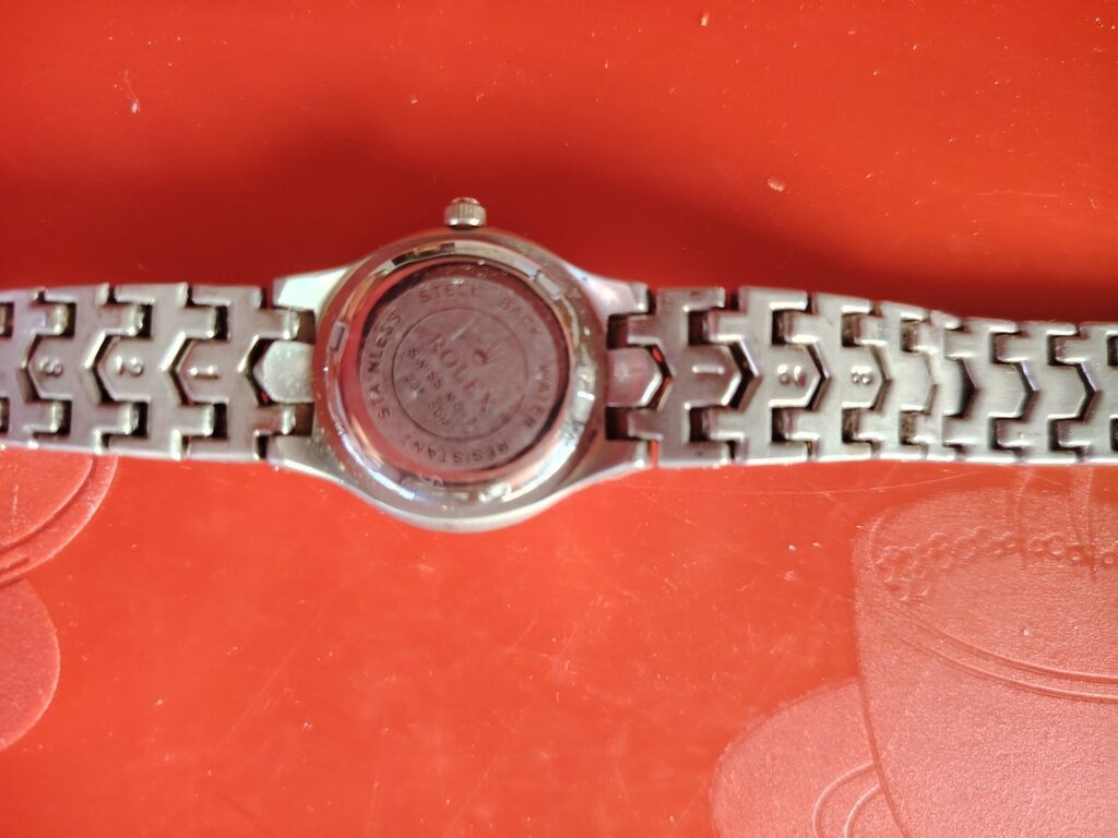 Ženski ručni sat Rolex Oyster Perpetual sa metalnom narukvicom i