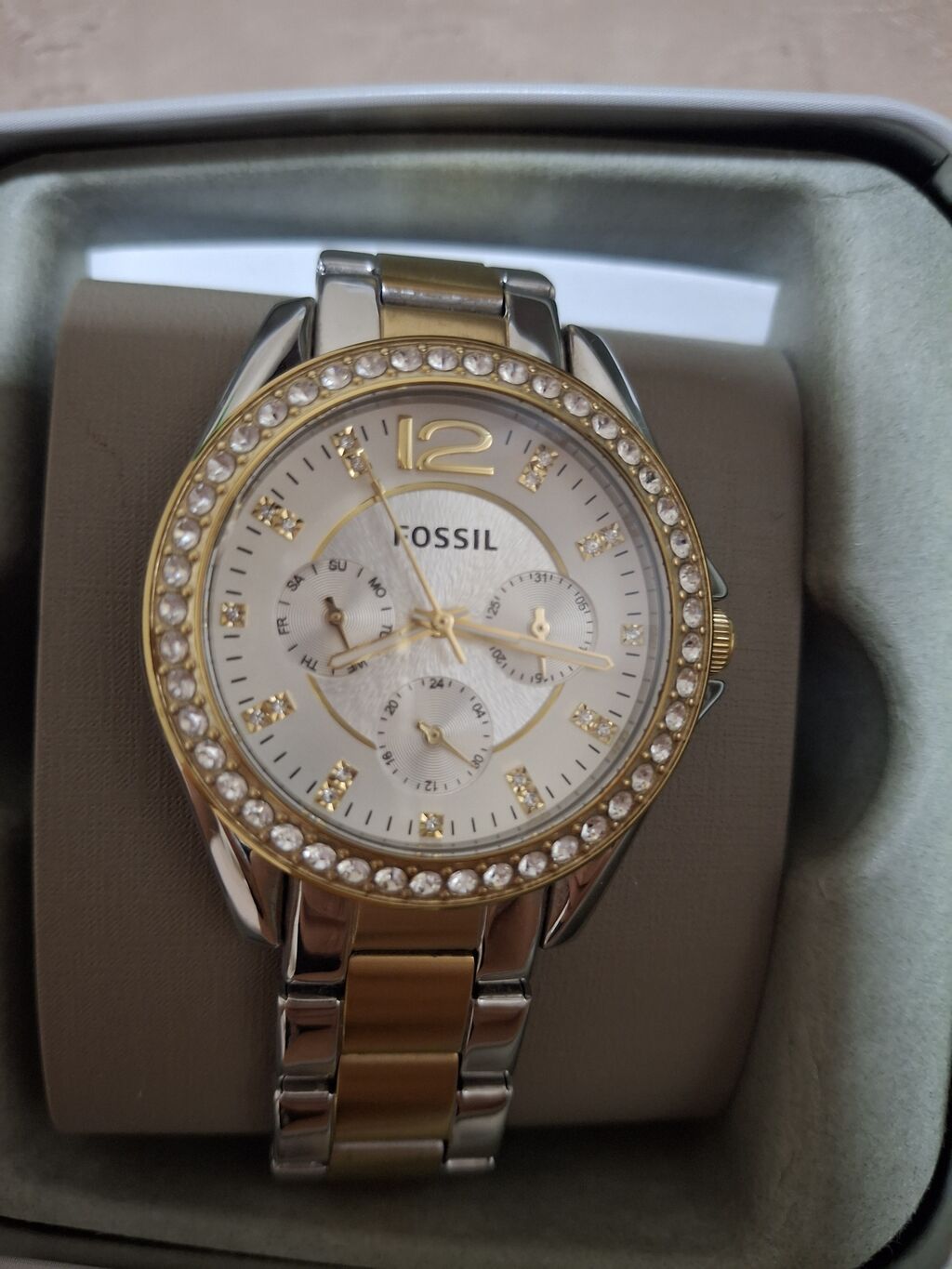 FOSSIL ženski hronografski sat – dvo-bojni (srebrno‑zlatni) - Kućište