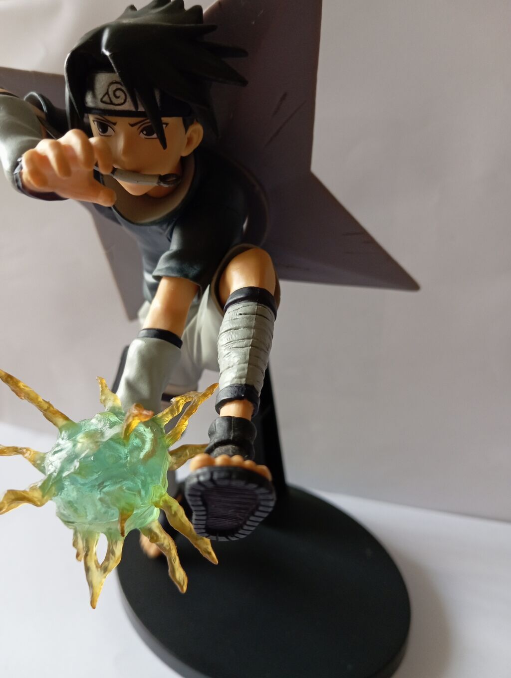 Anime figura – Naruto serijal, lik u borbenoj pozi na stalku -