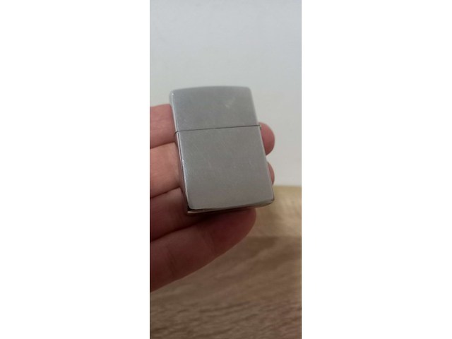 Originalni Zippo Regular Street Chrome Benzinski Upalja