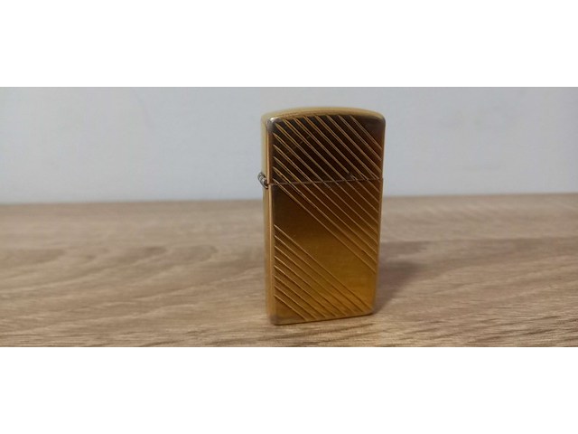 Vintage Zippo Zlatni Benzinski Upaljač (Diagonal Lines)
