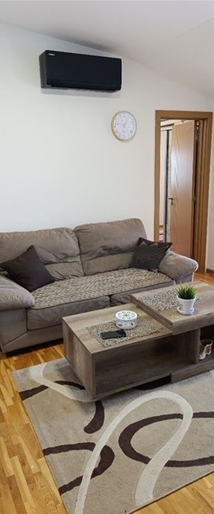Prodajem dvoiposoban kompletno namesten i uknjizen stan