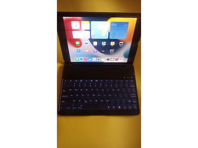 iPad Air 2 (model A1566), 32 GB i metalni BT kover