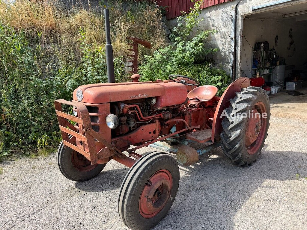 Prodaje se Volvo T-425 KRABAT VETERANTRAKTOR MED ORIGINAL WESTERÅS SLÅMASKIN – ST mini traktor na aukciji
