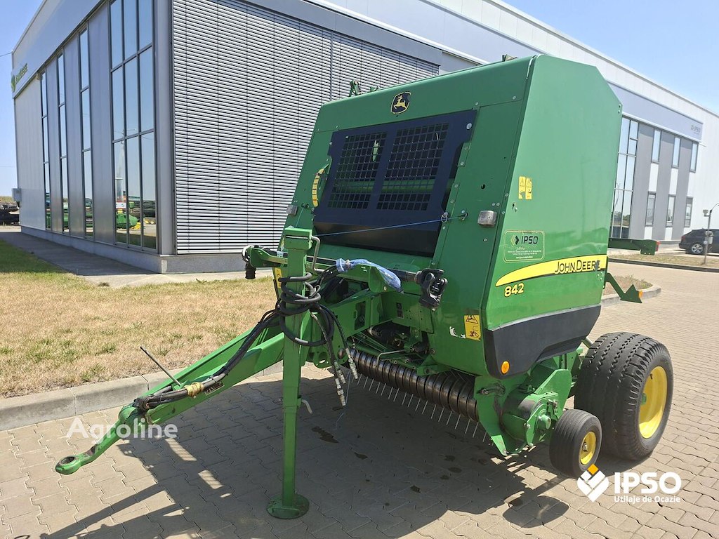 John Deere 842 balirka za okrugle bale