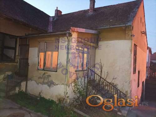 *Kuća na dva minuta od centra u Karlovcima, za kompletno ulaganje*
