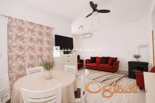 Na prodaju namješten duplex sa bazenom i pomoćnim objektom – Đenovići | 120 m² | 300 m od mora