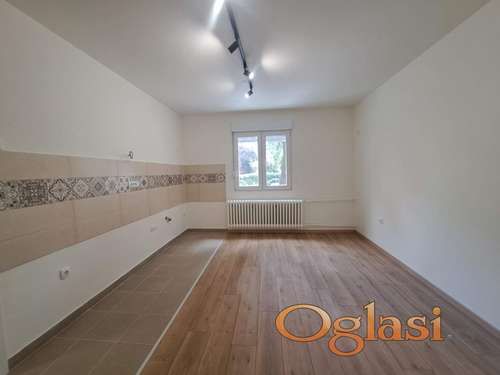 Fantastičan manji dvosoban stan, useljiv odmah, uknjižen, renoviran