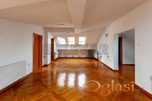 Odličan komforan trosoban stan 124m2, centar - kod Dušanovog bazara, 2.sprat
