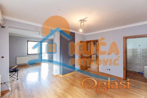 Renoviran trosobni stan u centru, II sprat, 103 m2 plus dodatni prostor u suterenu i na tavanu