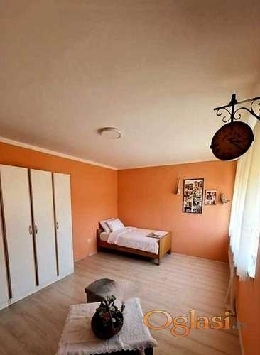 *** Odličan namešten, jednoiposoban stan sa odvojenom kuhinjom (42m2) - centar Iriga! CENA NIJE FIXNA! ***
