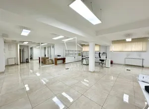 Prodaja Lokal - Beograd, Zvezdara: Vukov spomenik - Đeram