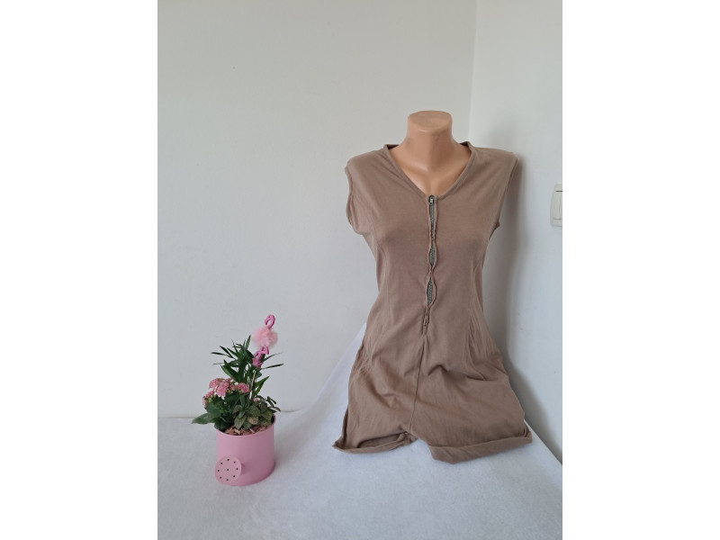 Taupe kombinezon sa rajsferslusom vel 38 40