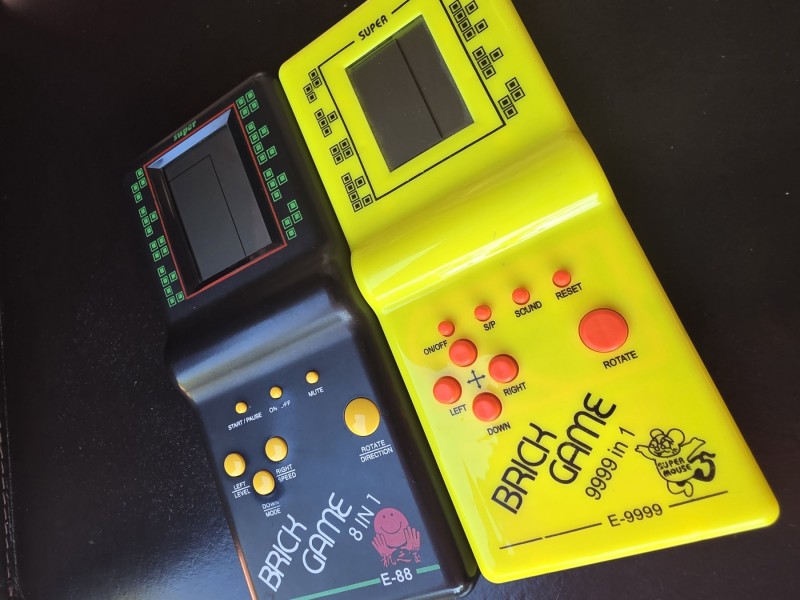 Dva Tetrisa Brick Game (E-9999 i E-88)