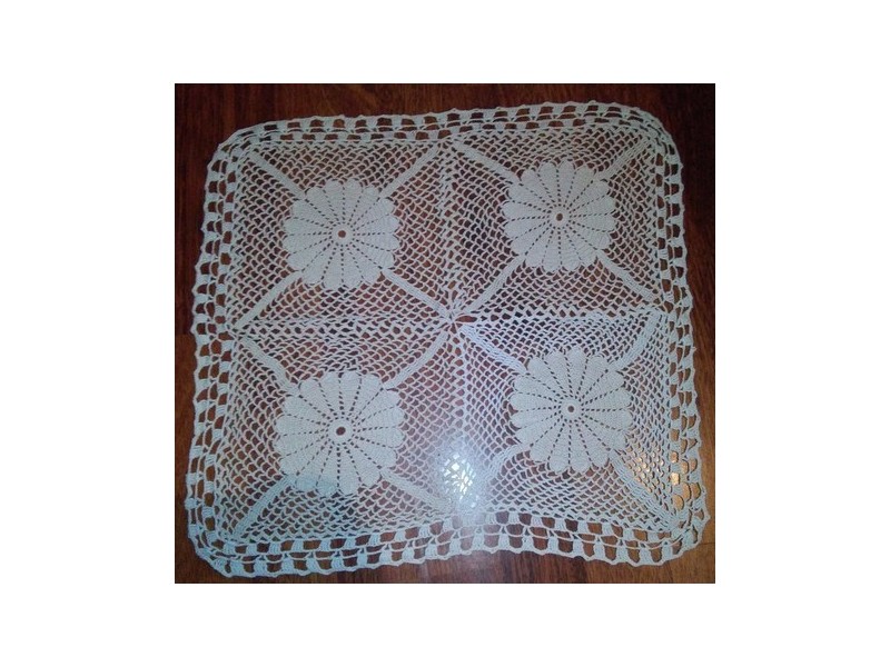 Milje 40cm x 41cm, konac je negde bež, a negde beo