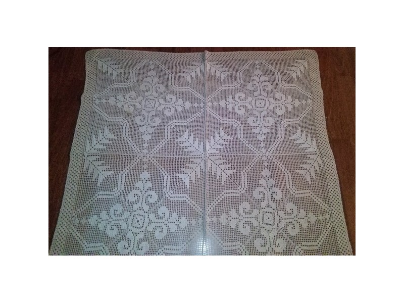 Stolnjak 93cm x 93cm, jedan deo konča je bež drugi beo