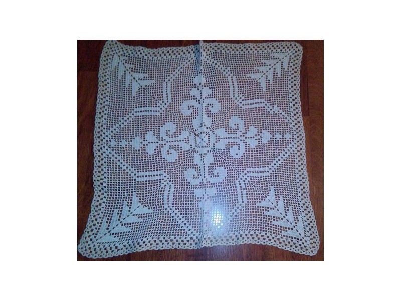 Milje 60cm x 60cm, konac je negde bež, a negde beo