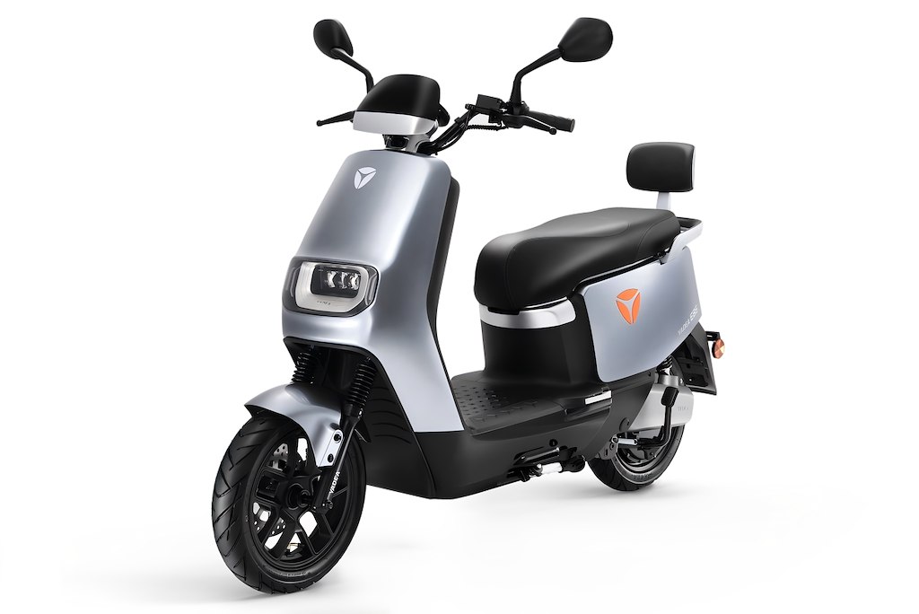 Baterijski skuter Yadea E8S 72V 38Ah – sivi