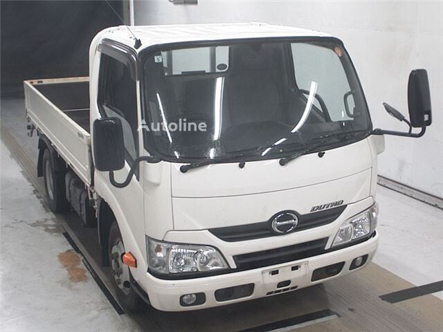 Hino DUTRO kamion s ravnom platformom