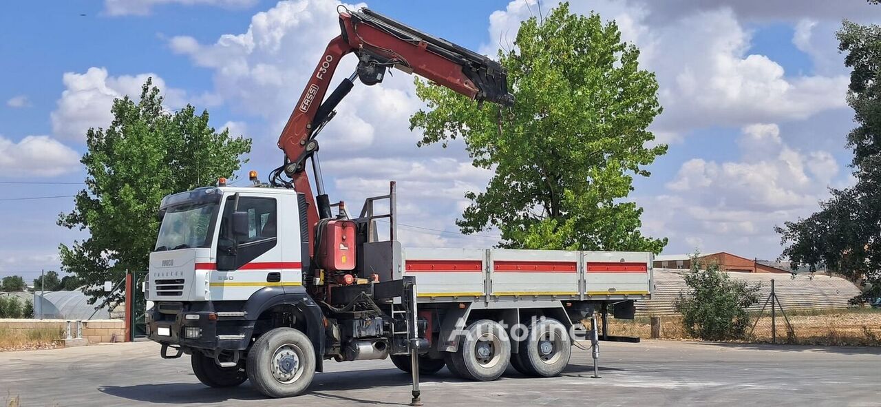 IVECO 380 6×6 VOLQUETE FASSI 300 kamion s ravnom platformom