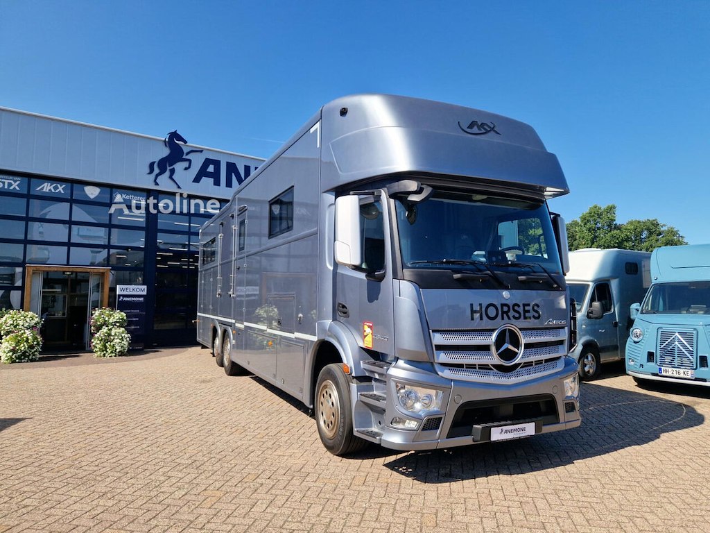 Mercedes-Benz Antos kamion za prevoz konja