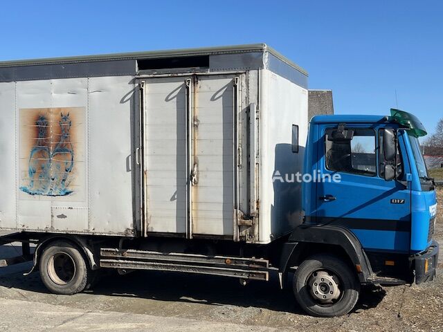 Daimler 817 kamion za prevoz konja