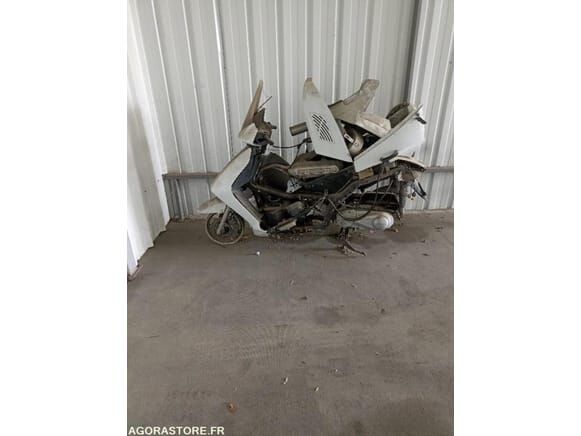 Prodaje se Honda FES125 skuter na aukciji